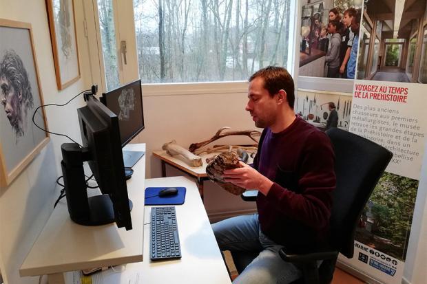 Photographie d'un médiateur du musée en train d'animer une visite ...